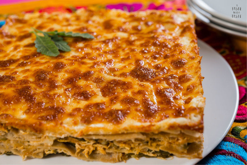 Receta Pastel azteca de pollo con salsa roja o verde | CyC